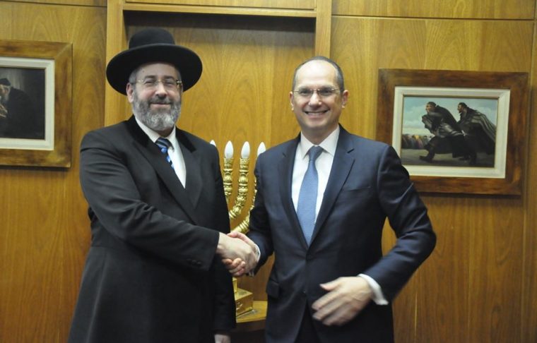 El gran rabino apunta a la DAIA - El Cohete a la Luna